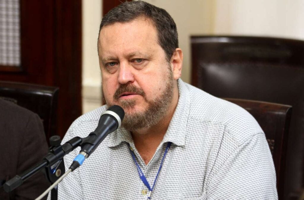 Por pressão política, Governo Federal volta atrás e exclui o nome da ...