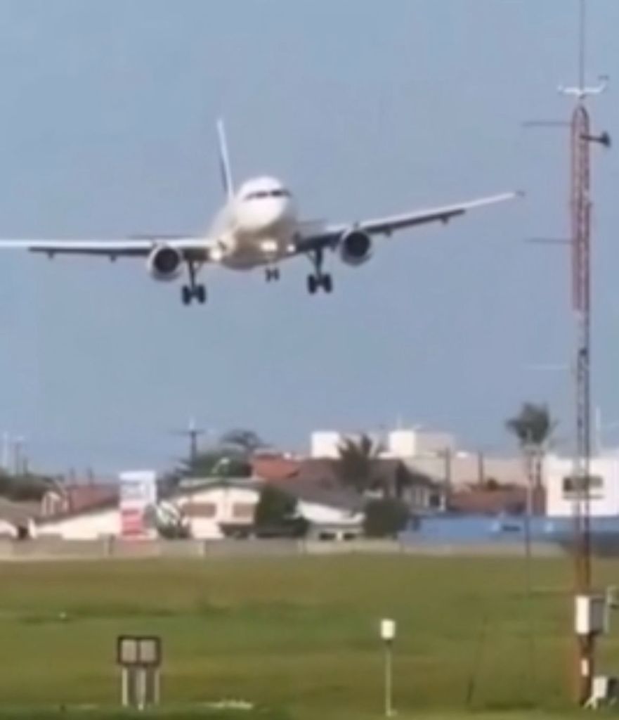 Avião enfrenta vento cruzado e pousa de lado em SC; vídeo viraliza ...